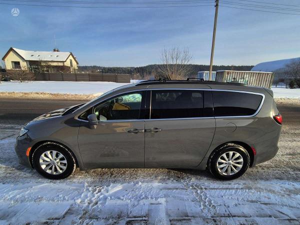 Grey Chrysler Pacifica 2022 in Vilnius, with an engine capacity of 3.61 L and mileage of 132 thousand km for 24400 €, photo 4 on AUTOMOTO.COM.LV
