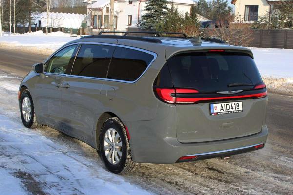 Grey Chrysler Pacifica 2022 in Vilnius, with an engine capacity of 3.61 L and mileage of 132 thousand km for 24400 €, photo 5 on AUTOMOTO.COM.LV