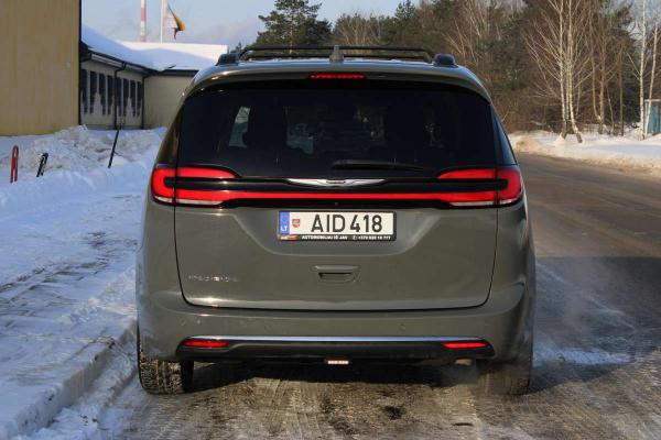 Grey Chrysler Pacifica 2022 in Vilnius, with an engine capacity of 3.61 L and mileage of 132 thousand km for 24400 €, photo 6 on AUTOMOTO.COM.LV