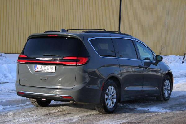 Grey Chrysler Pacifica 2022 in Vilnius, with an engine capacity of 3.61 L and mileage of 132 thousand km for 24400 €, photo 7 on AUTOMOTO.COM.LV
