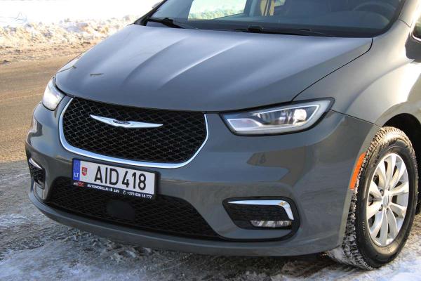 Grey Chrysler Pacifica 2022 in Vilnius, with an engine capacity of 3.61 L and mileage of 132 thousand km for 24400 €, photo 9 on AUTOMOTO.COM.LV