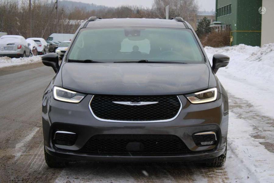 Grey Chrysler Pacifica 2022 in Vilnius, with an engine capacity of 3.61 L and mileage of 128 thousand km for 22999 €, photo 1 on AUTOMOTO.COM.LV