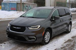 Grey Chrysler Pacifica 2022 in Vilnius, with an engine capacity of 3.61 L and mileage of 128 thousand km for 22999 €, photo 2 on AUTOMOTO.COM.LV
