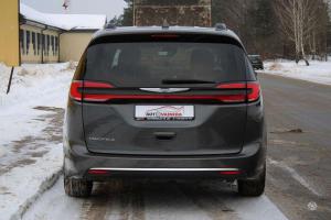 Grey Chrysler Pacifica 2022 in Vilnius, with an engine capacity of 3.61 L and mileage of 128 thousand km for 22999 €, photo 5 on AUTOMOTO.COM.LV