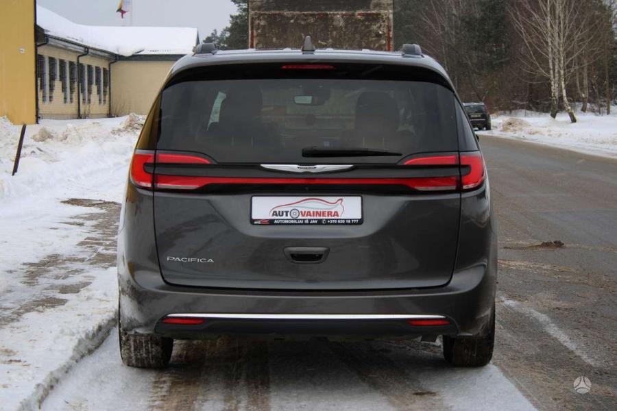 Grey Chrysler Pacifica 2022 in Vilnius, with an engine capacity of 3.61 L and mileage of 128 thousand km for 22999 €, photo 5 on AUTOMOTO.COM.LV