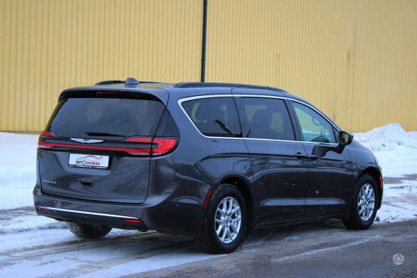 Pelēks Chrysler Pacifica 2022 Viļņa, ar dzinēja tilpumu 3.61 L un nobraukumu 128 tūkst. km par 22999 €, foto 6 vietnē AUTOMOTO.COM.LV