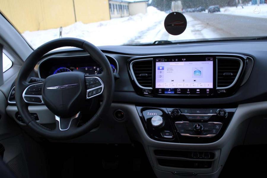 Grey Chrysler Pacifica 2022 in Vilnius, with an engine capacity of 3.61 L and mileage of 128 thousand km for 22999 €, photo 18 on AUTOMOTO.COM.LV