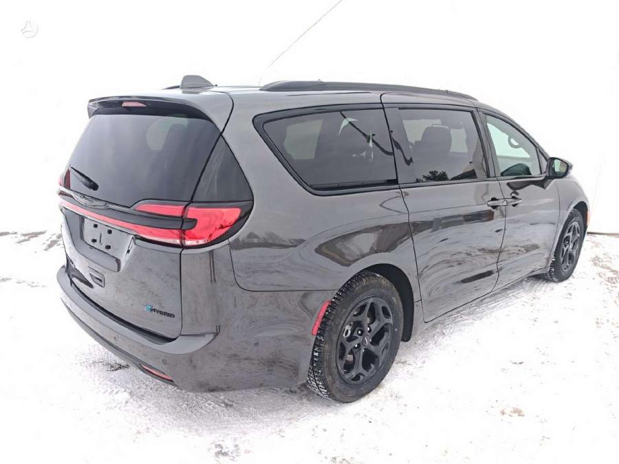 Pelēks Chrysler Pacifica 2022 Jelgava, ar dzinēja tilpumu 3.60 L un nobraukumu 72 tūkst. km par 36400 €, foto 2 vietnē AUTOMOTO.COM.LV