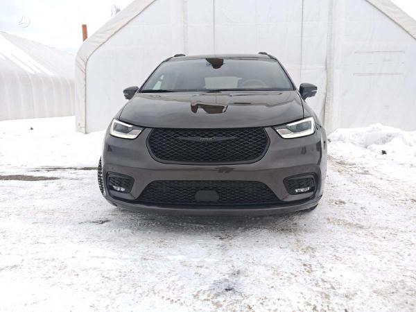 Pelēks Chrysler Pacifica 2022 Jelgava, ar dzinēja tilpumu 3.60 L un nobraukumu 72 tūkst. km par 36400 €, foto 4 vietnē AUTOMOTO.COM.LV