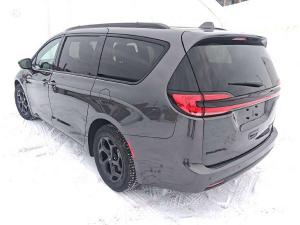 Pelēks Chrysler Pacifica 2022 Jelgava, ar dzinēja tilpumu 3.60 L un nobraukumu 72 tūkst. km par 36400 €, foto 6 vietnē AUTOMOTO.COM.LV
