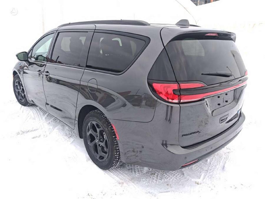 Pelēks Chrysler Pacifica 2022 Jelgava, ar dzinēja tilpumu 3.60 L un nobraukumu 72 tūkst. km par 36400 €, foto 6 vietnē AUTOMOTO.COM.LV
