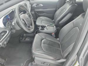 Pelēks Chrysler Pacifica 2022 Jelgava, ar dzinēja tilpumu 3.60 L un nobraukumu 72 tūkst. km par 36400 €, foto 10 vietnē AUTOMOTO.COM.LV