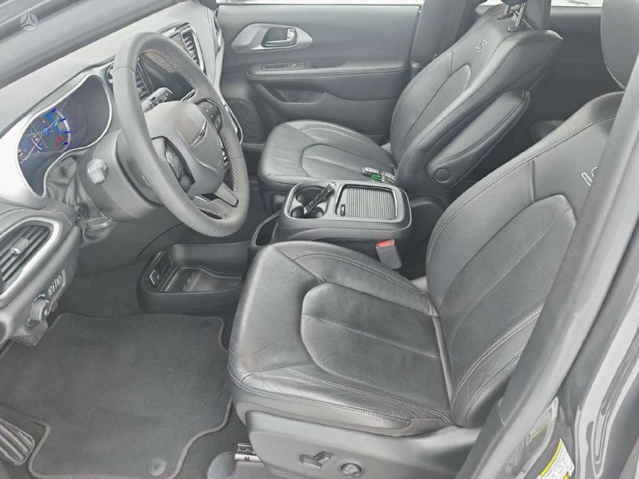 Pelēks Chrysler Pacifica 2022 Jelgava, ar dzinēja tilpumu 3.60 L un nobraukumu 72 tūkst. km par 36400 €, foto 10 vietnē AUTOMOTO.COM.LV