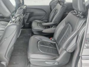 Pelēks Chrysler Pacifica 2022 Jelgava, ar dzinēja tilpumu 3.60 L un nobraukumu 72 tūkst. km par 36400 €, foto 12 vietnē AUTOMOTO.COM.LV