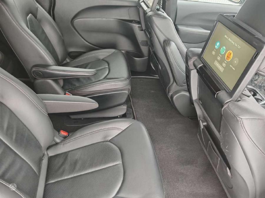 Pelēks Chrysler Pacifica 2022 Jelgava, ar dzinēja tilpumu 3.60 L un nobraukumu 72 tūkst. km par 36400 €, foto 13 vietnē AUTOMOTO.COM.LV