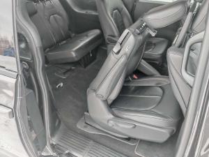 Pelēks Chrysler Pacifica 2022 Jelgava, ar dzinēja tilpumu 3.60 L un nobraukumu 72 tūkst. km par 36400 €, foto 14 vietnē AUTOMOTO.COM.LV