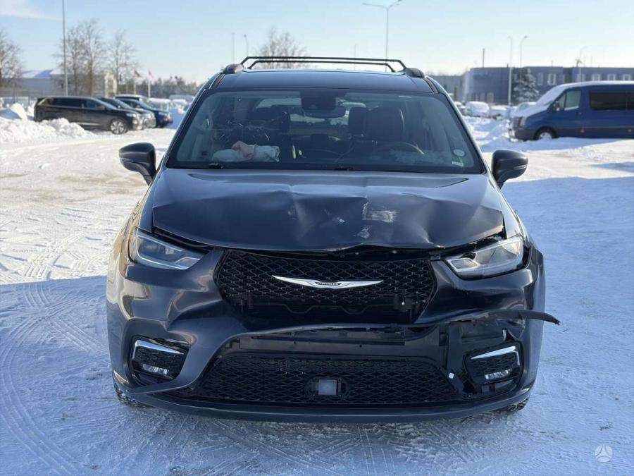 Pelēks Chrysler Pacifica 2022 Šauļi, ar dzinēja tilpumu 3.61 L un nobraukumu 159 tūkst. km par 13400 €, foto 2 vietnē AUTOMOTO.COM.LV