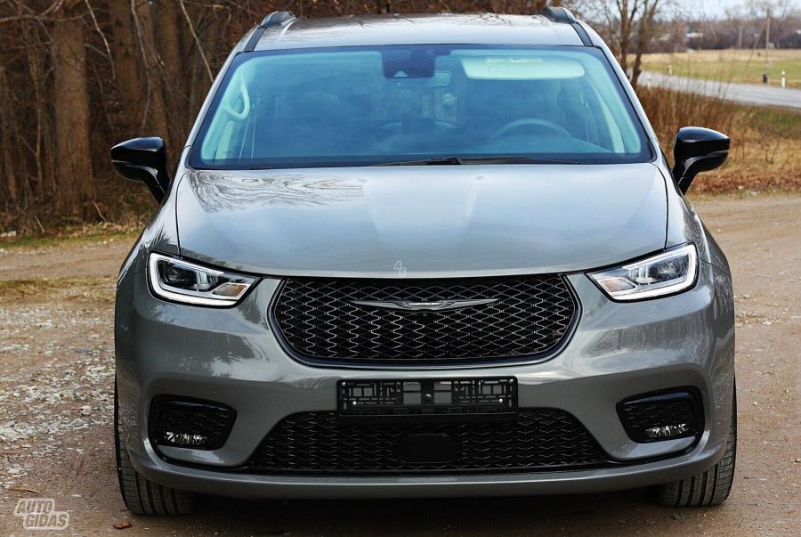 Pelēks Chrysler Pacifica 2022 Petrikaičiai, ar dzinēja tilpumu 3.60 L un nobraukumu 101 tūkst. km par 24799 €, foto 6 vietnē AUTOMOTO.COM.LV