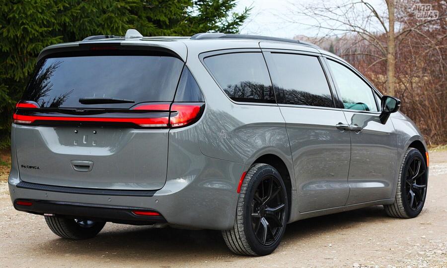 Pelēks Chrysler Pacifica 2022 Petrikaičiai, ar dzinēja tilpumu 3.60 L un nobraukumu 101 tūkst. km par 24799 €, foto 18 vietnē AUTOMOTO.COM.LV