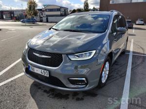 Pelēks Chrysler Pacifica 2022 Rīga, ar dzinēja tilpumu 3.60 L un nobraukumu 50 tūkst. km par 35000 €, foto  vietnē AUTOMOTO.COM.LV