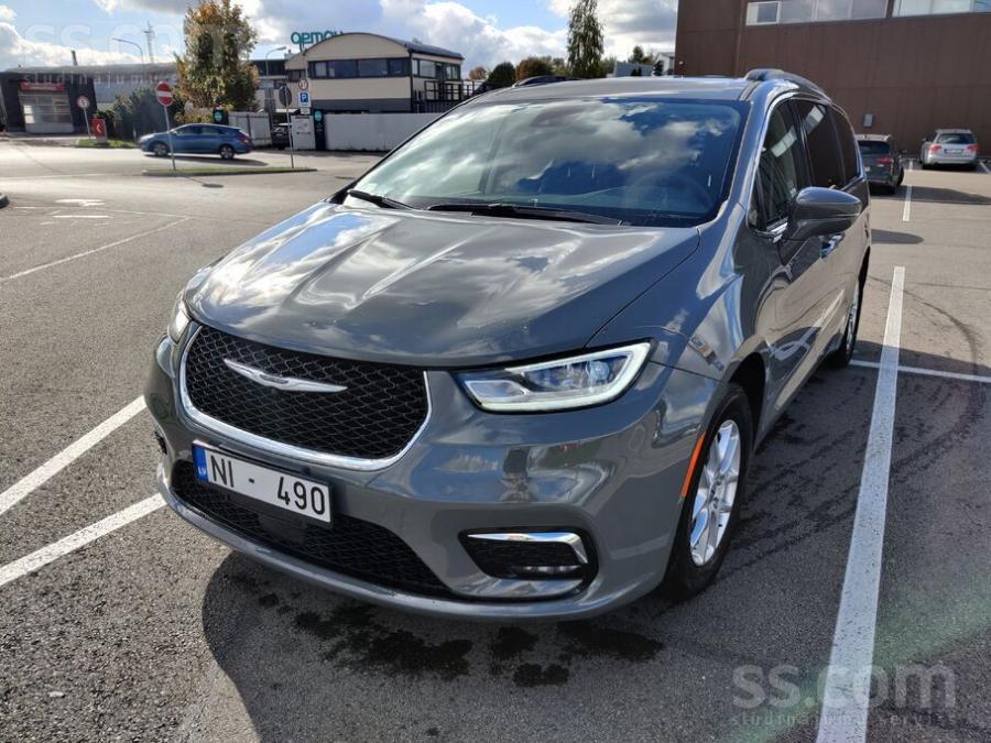 Grey Chrysler Pacifica 2022 in Riga, with an engine capacity of 3.60 L and mileage of 50 thousand km for 35000 €, photo 1 on AUTOMOTO.COM.LV