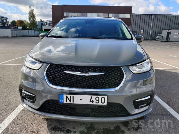 Grey Chrysler Pacifica 2022 in Riga, with an engine capacity of 3.60 L and mileage of 50 thousand km for 35000 €, photo 4 on AUTOMOTO.COM.LV