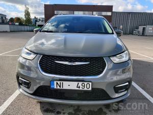 Grey Chrysler Pacifica 2022 in Riga, with an engine capacity of 3.60 L and mileage of 50 thousand km for 35000 €, photo 4 on AUTOMOTO.COM.LV