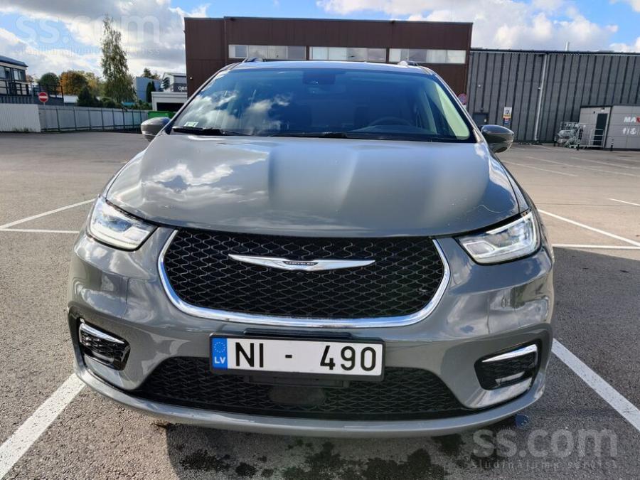 Grey Chrysler Pacifica 2022 in Riga, with an engine capacity of 3.60 L and mileage of 50 thousand km for 35000 €, photo 4 on AUTOMOTO.COM.LV