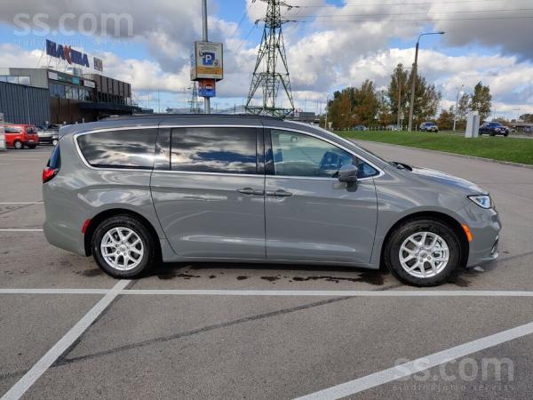 Grey Chrysler Pacifica 2022 in Riga, with an engine capacity of 3.60 L and mileage of 50 thousand km for 35000 €, photo 5 on AUTOMOTO.COM.LV
