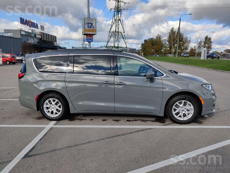 Grey Chrysler Pacifica 2022 in Riga, with an engine capacity of 3.60 L and mileage of 50 thousand km for 35000 €, photo 5 on AUTOMOTO.COM.LV