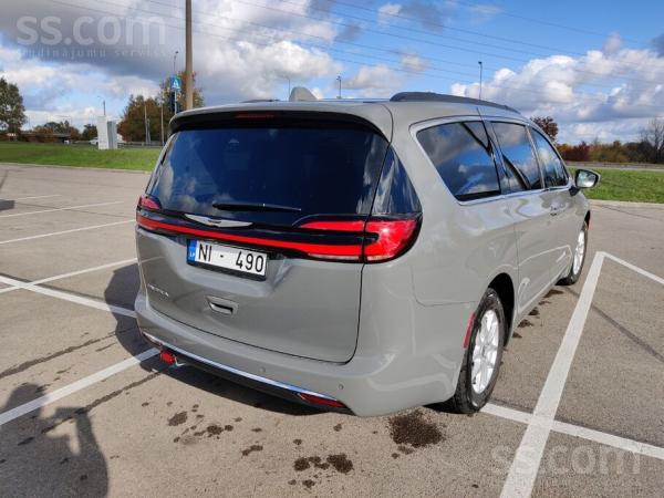 Grey Chrysler Pacifica 2022 in Riga, with an engine capacity of 3.60 L and mileage of 50 thousand km for 35000 €, photo 6 on AUTOMOTO.COM.LV