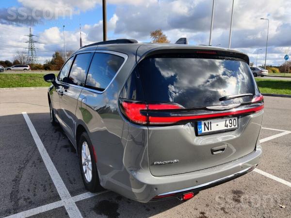 Grey Chrysler Pacifica 2022 in Riga, with an engine capacity of 3.60 L and mileage of 50 thousand km for 35000 €, photo 7 on AUTOMOTO.COM.LV