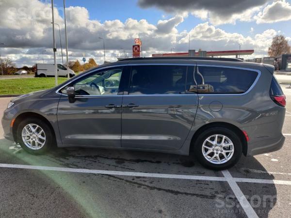 Grey Chrysler Pacifica 2022 in Riga, with an engine capacity of 3.60 L and mileage of 50 thousand km for 35000 €, photo 8 on AUTOMOTO.COM.LV