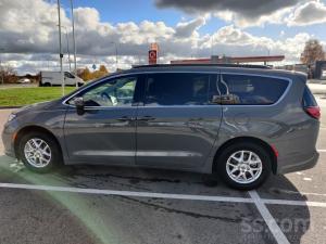 Grey Chrysler Pacifica 2022 in Riga, with an engine capacity of 3.60 L and mileage of 50 thousand km for 35000 €, photo 8 on AUTOMOTO.COM.LV