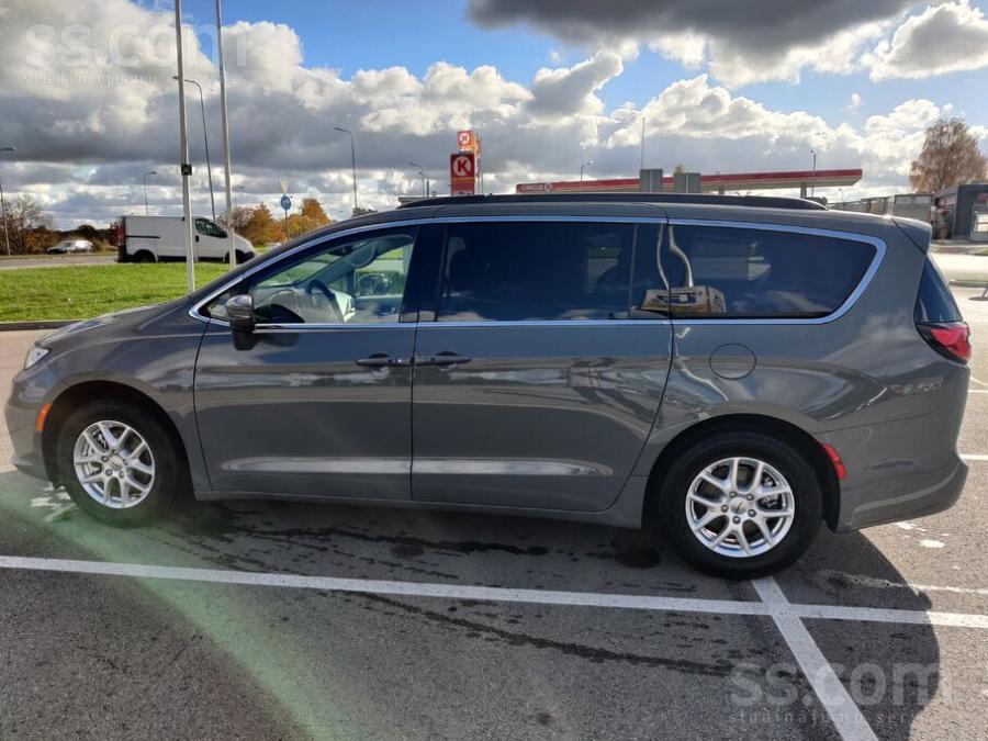 Grey Chrysler Pacifica 2022 in Riga, with an engine capacity of 3.60 L and mileage of 50 thousand km for 35000 €, photo 8 on AUTOMOTO.COM.LV