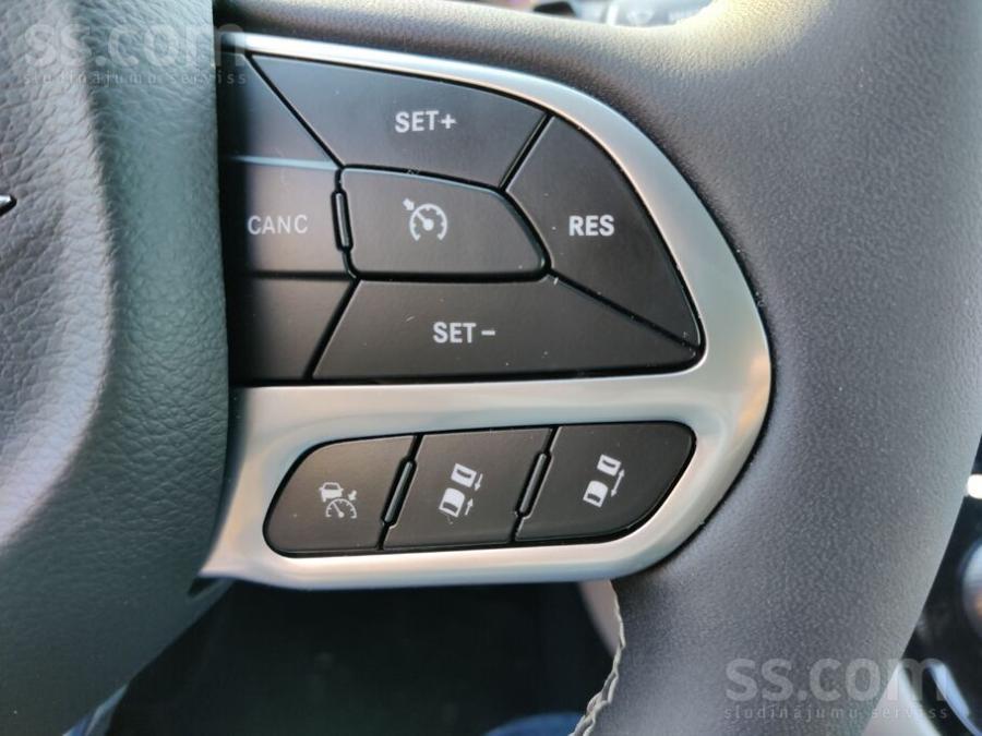 Grey Chrysler Pacifica 2022 in Riga, with an engine capacity of 3.60 L and mileage of 50 thousand km for 35000 €, photo 14 on AUTOMOTO.COM.LV