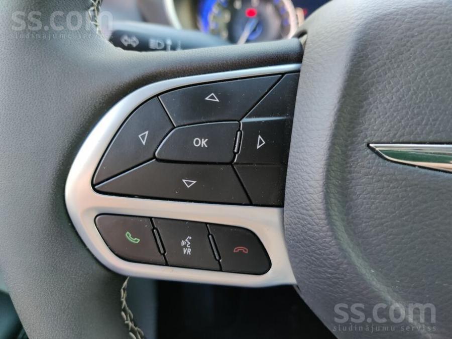Grey Chrysler Pacifica 2022 in Riga, with an engine capacity of 3.60 L and mileage of 50 thousand km for 35000 €, photo 15 on AUTOMOTO.COM.LV