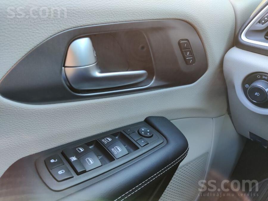 Grey Chrysler Pacifica 2022 in Riga, with an engine capacity of 3.60 L and mileage of 50 thousand km for 35000 €, photo 16 on AUTOMOTO.COM.LV