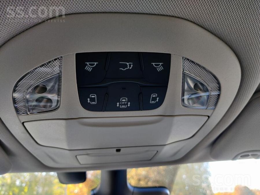 Grey Chrysler Pacifica 2022 in Riga, with an engine capacity of 3.60 L and mileage of 50 thousand km for 35000 €, photo 17 on AUTOMOTO.COM.LV
