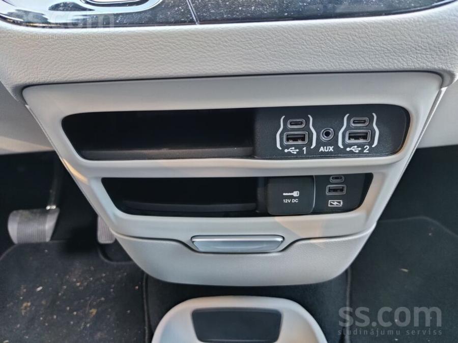 Grey Chrysler Pacifica 2022 in Riga, with an engine capacity of 3.60 L and mileage of 50 thousand km for 35000 €, photo 18 on AUTOMOTO.COM.LV