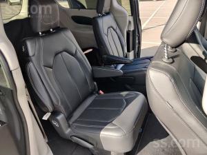 Grey Chrysler Pacifica 2022 in Riga, with an engine capacity of 3.60 L and mileage of 50 thousand km for 35000 €, photo 19 on AUTOMOTO.COM.LV