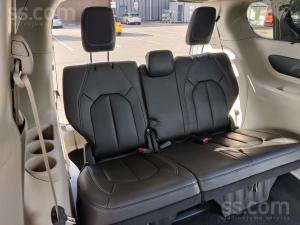 Grey Chrysler Pacifica 2022 in Riga, with an engine capacity of 3.60 L and mileage of 50 thousand km for 35000 €, photo 21 on AUTOMOTO.COM.LV
