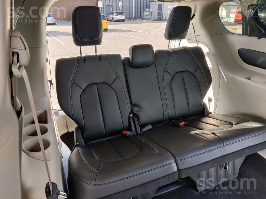 Grey Chrysler Pacifica 2022 in Riga, with an engine capacity of 3.60 L and mileage of 50 thousand km for 35000 €, photo 21 on AUTOMOTO.COM.LV