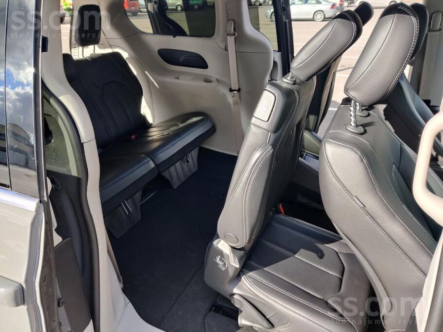 Grey Chrysler Pacifica 2022 in Riga, with an engine capacity of 3.60 L and mileage of 50 thousand km for 35000 €, photo 22 on AUTOMOTO.COM.LV