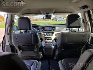 Grey Chrysler Pacifica 2022 in Riga, with an engine capacity of 3.60 L and mileage of 50 thousand km for 35000 €, photo 27 on AUTOMOTO.COM.LV