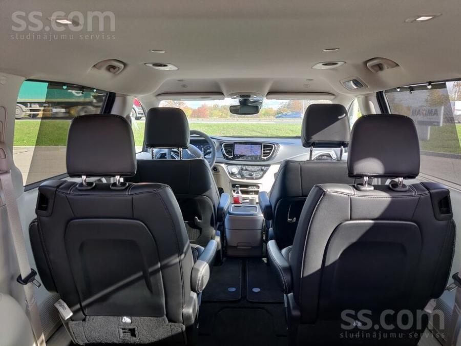 Grey Chrysler Pacifica 2022 in Riga, with an engine capacity of 3.60 L and mileage of 50 thousand km for 35000 €, photo 28 on AUTOMOTO.COM.LV