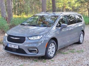 Grey Chrysler Pacifica 2022 in Riga, with an engine capacity of 3.60 L and mileage of 50 thousand km for 35000 €, photo 31 on AUTOMOTO.COM.LV
