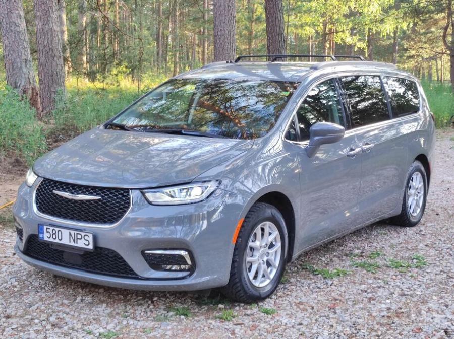 Grey Chrysler Pacifica 2022 in Riga, with an engine capacity of 3.60 L and mileage of 50 thousand km for 35000 €, photo 31 on AUTOMOTO.COM.LV