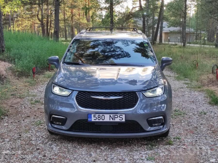 Grey Chrysler Pacifica 2022 in Riga, with an engine capacity of 3.60 L and mileage of 50 thousand km for 35000 €, photo 32 on AUTOMOTO.COM.LV
