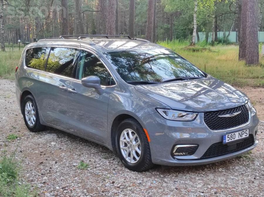 Grey Chrysler Pacifica 2022 in Riga, with an engine capacity of 3.60 L and mileage of 50 thousand km for 35000 €, photo 33 on AUTOMOTO.COM.LV